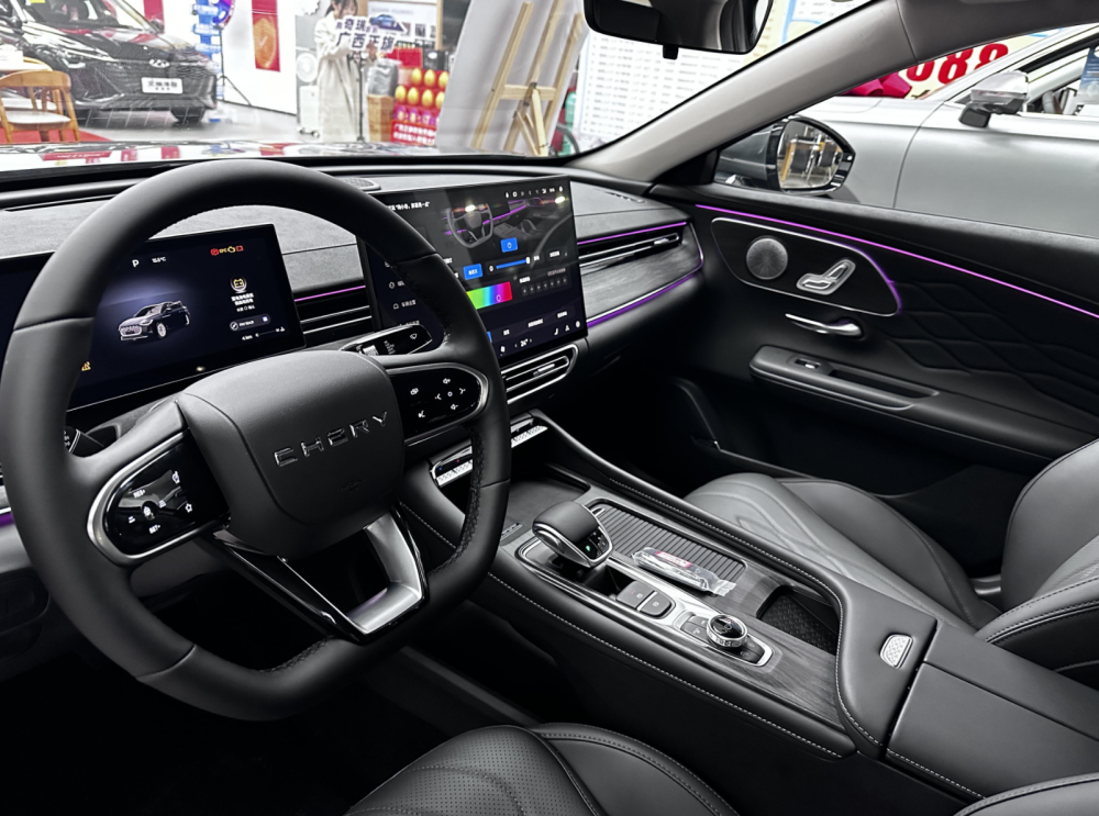 艾瑞泽8 PRO 2.0T版本实车曝光，撞脸奥迪A7L+猎鹰智驾，配254马力_腾讯新闻