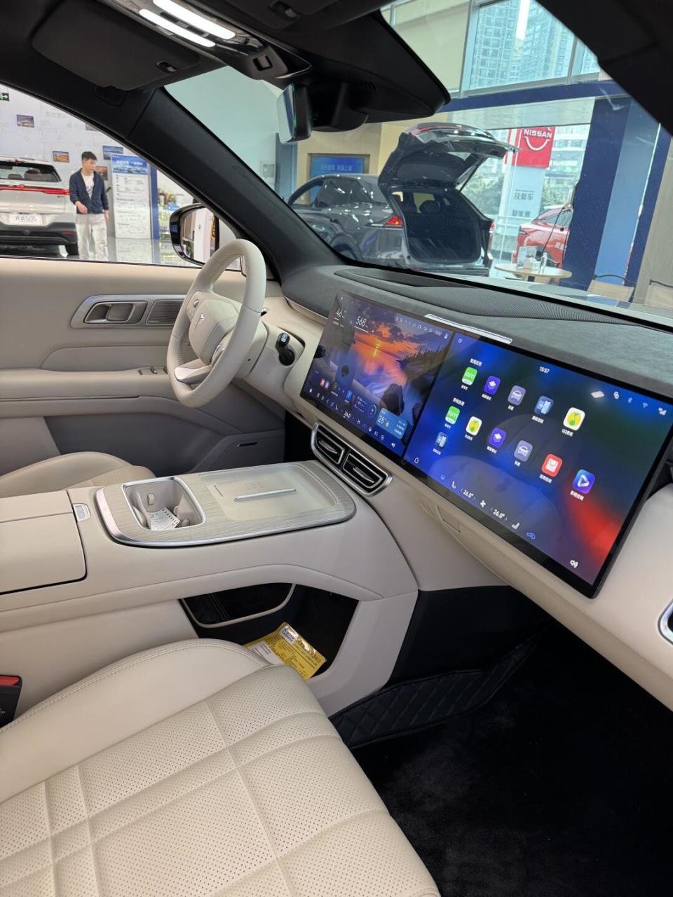 深蓝S09实车到店，长超5米2+华为智驾，配492马力+空悬魔毯CDC_腾讯新闻