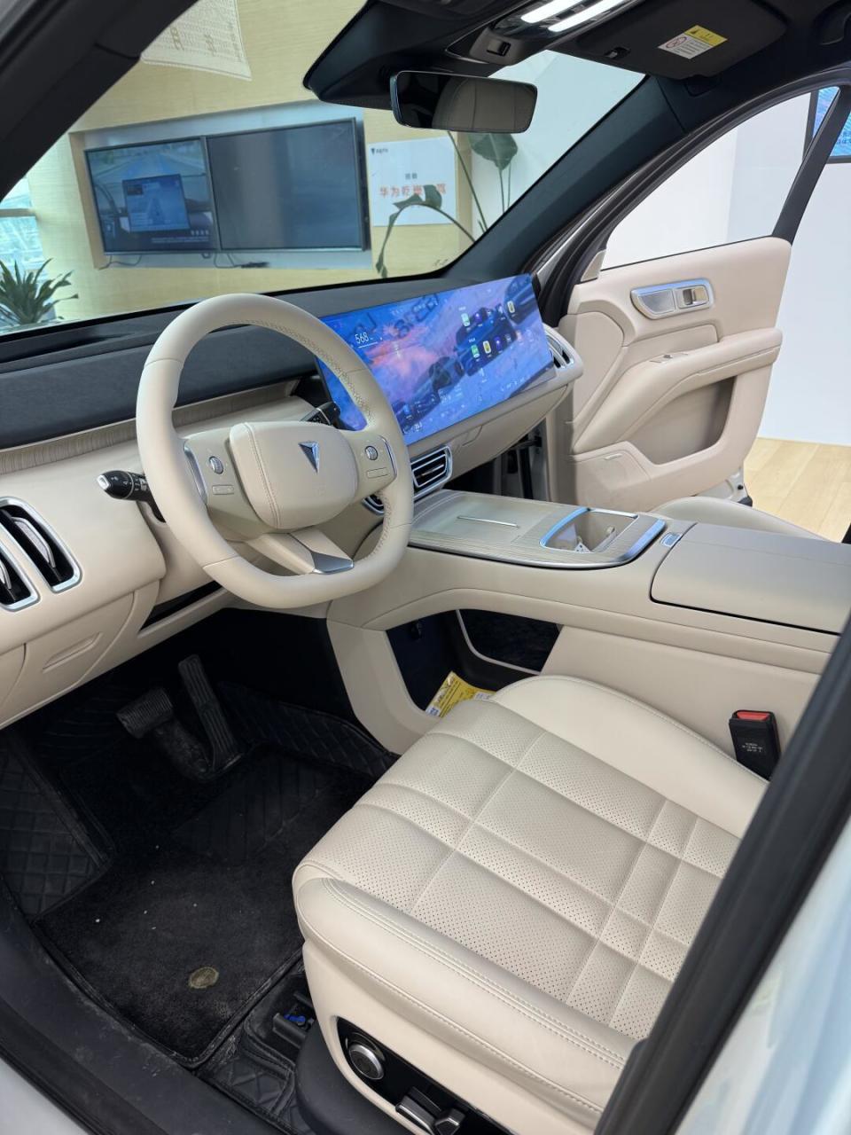 深蓝S09实车到店，长超5米2+华为智驾，配492马力+空悬魔毯CDC_腾讯新闻