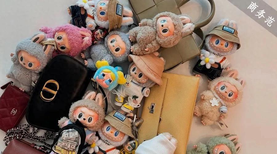 泰国公主拎爱马仕配Labubu！国产“Jellycat”，为什么火爆泰国？_腾讯新闻
