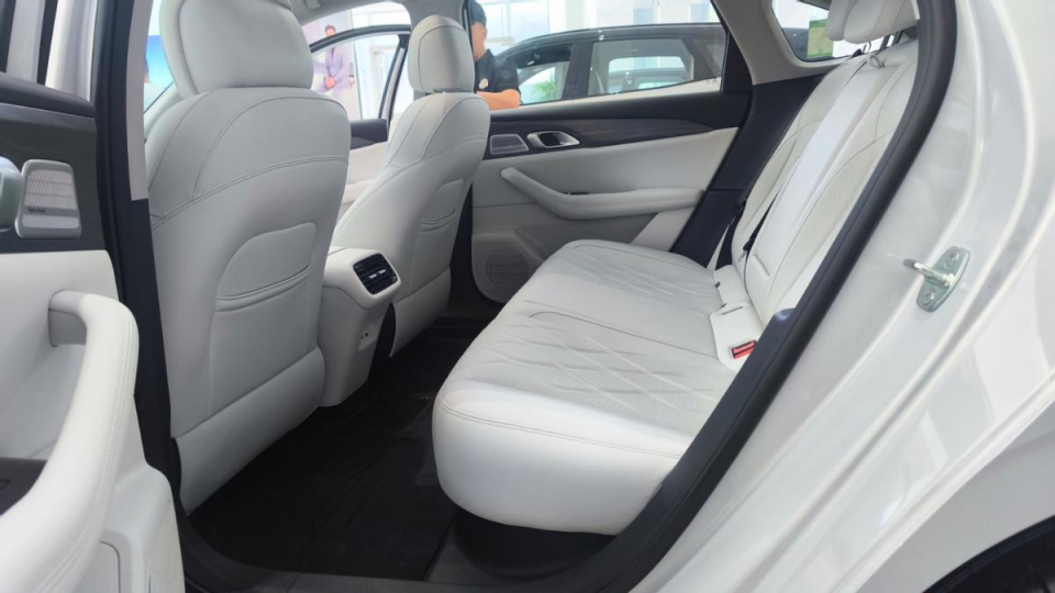 2.67L油耗+2845mm轴距，详解吉利银河A7，星舰版性价比最高？_腾讯新闻