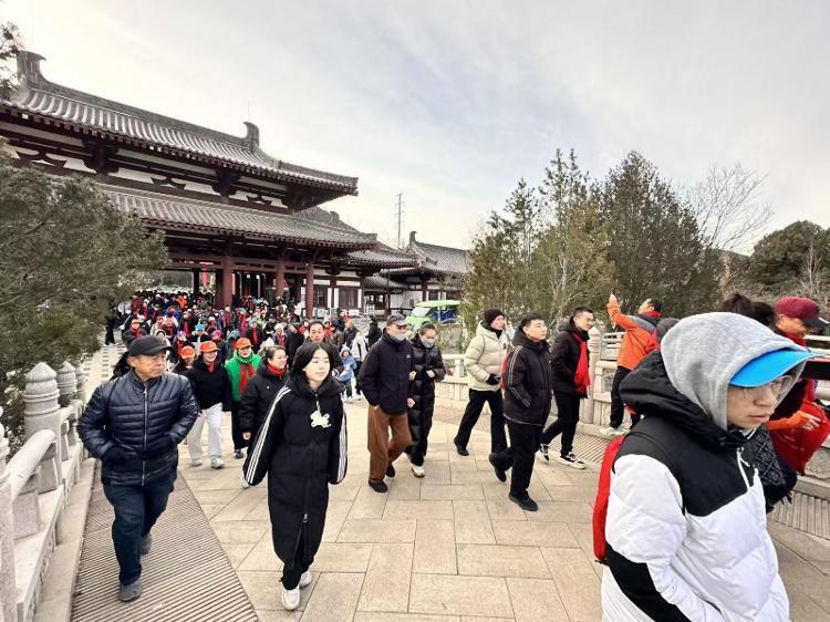 2026年新年登高健身大会在千佛山举办_腾讯新闻