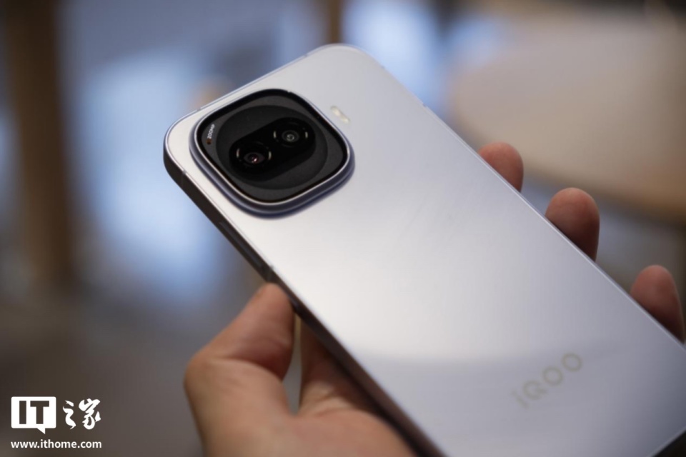 iQOO Z11 Turbo 图赏，大 R 角 + 金属中框，质感越级_腾讯新闻
