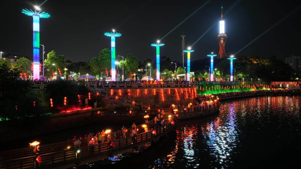 Guangdong's Heyuan hosts inaugural Fish Lantern Night Parade_腾讯新闻
