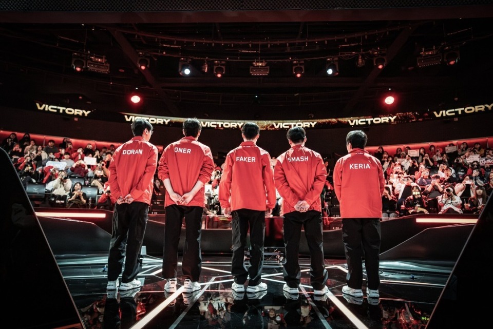 T1状态回暖，2-0横扫DRX，可如果还这样啃老，注定走不远！_腾讯新闻