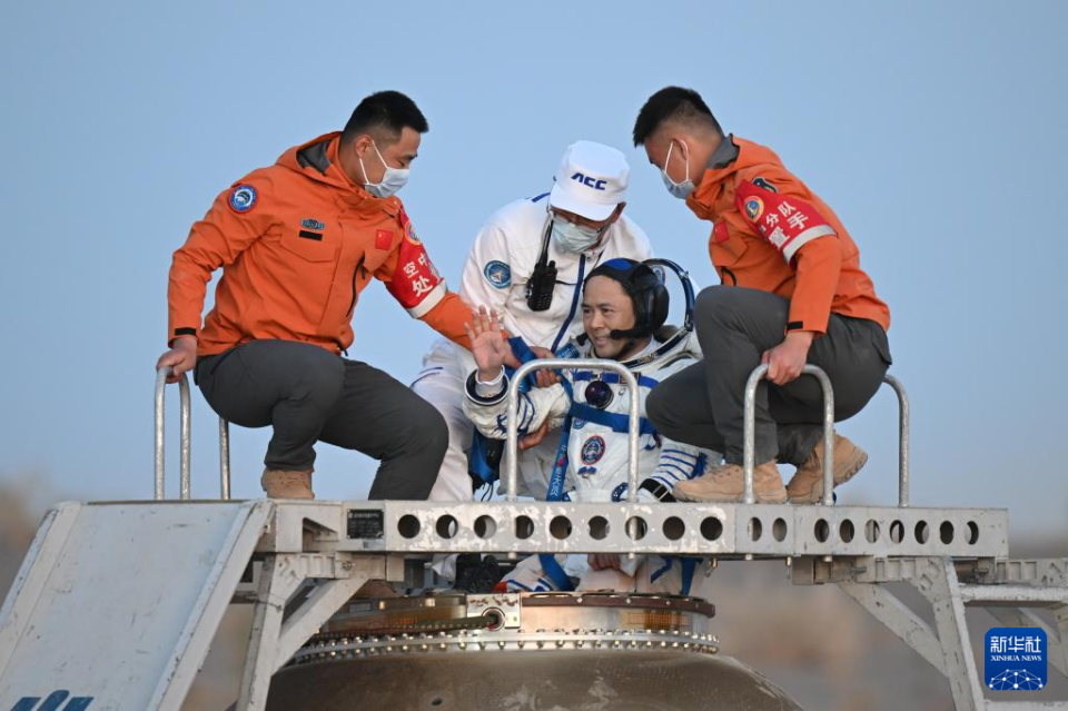 神舟二十二号载人飞船返回舱成功着陆 神舟二十一号航天员乘组凯旋_腾讯新闻