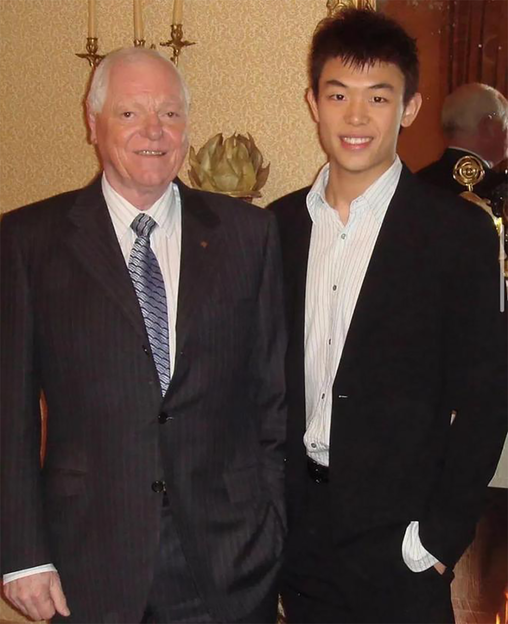 “专拍最贵百达翡丽”，34岁的Zach Lu是谁?_腾讯新闻