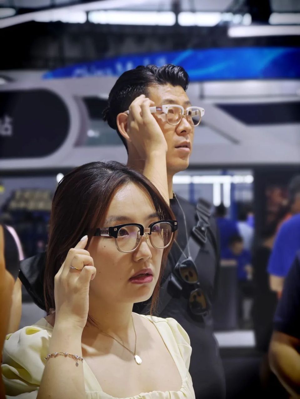 努比亚首款光波导 AR 眼镜 Neo Air 高调亮相 MWC，ChatGPT 加持_腾讯新闻