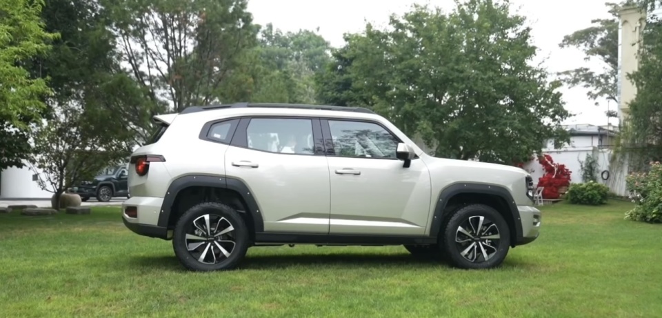 哈弗大狗PLUS实车现身，换新前脸+新配色，升级怀挡+第二代Hi4_腾讯新闻