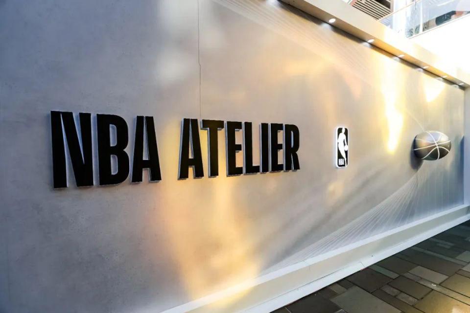 NBA也出服装品牌了？篮球文化融合运动美学怎么样？全球首店落子三里屯太古里，当红偶像明星李汶翰现身助阵~_腾讯新闻