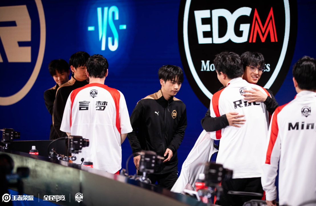 意外爆冷！RNGM喜提赛季首胜，晚秋自信满满喊话其他B组战队