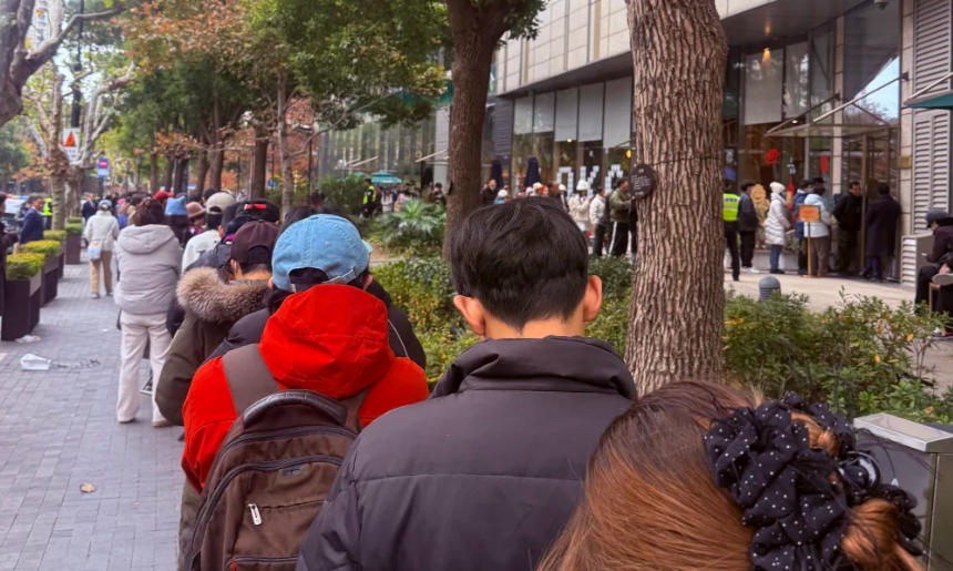 抢疯了！各地门店大排长龙，排号炒到400元一个！网友：怎么又火了？_腾讯新闻