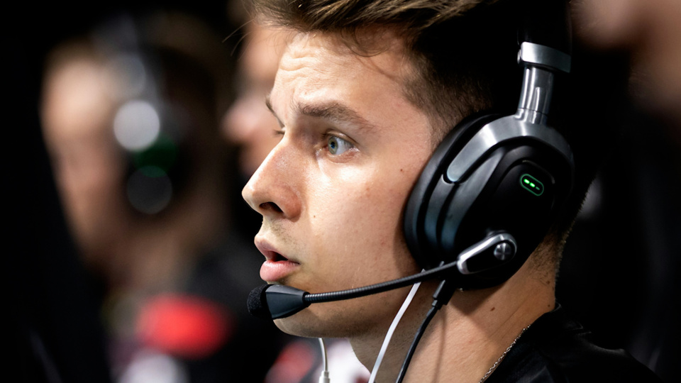 为啥要戴双耳机？CS2明星选手耳塞大揭秘！_腾讯新闻