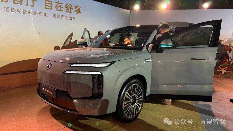 29.98万起，腾势N8L标配易三方/2.0T超混/天神之眼B/云辇A，强势改写豪华大六座SUV格局_腾讯新闻