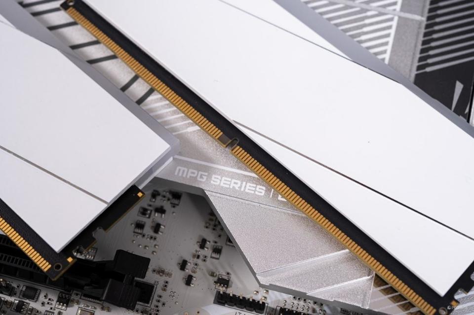 一键超频，轻松8000MHz：KEYMOS科摩思赤霄白帝DDR5电竞内存评测_腾讯新闻