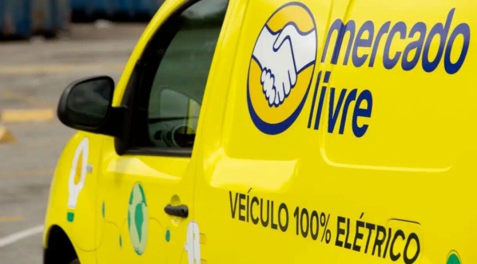 迫于库存压力，沃尔玛选择自行吸收关税、恢复中国进货；关税压顶，美快递巨头宣布裁员上万人丨Going Global_腾讯新闻