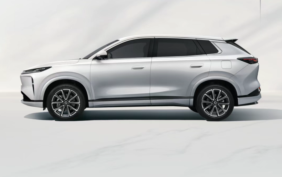 东风风神L8实车现身，大过零跑C10，配1.5T插混+3C超充_腾讯新闻