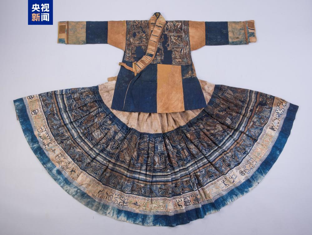 文博日历丨这件藏在岩洞里的裙子，染得“蜡”么美！_腾讯新闻