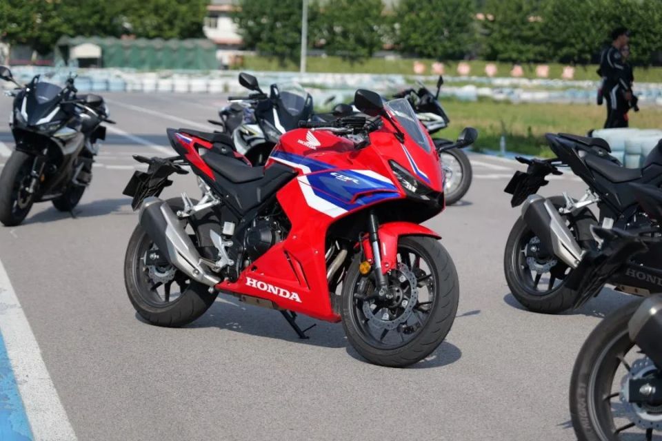 车评特辑：“低调”的Honda CB400F，细微之处见真章_腾讯新闻