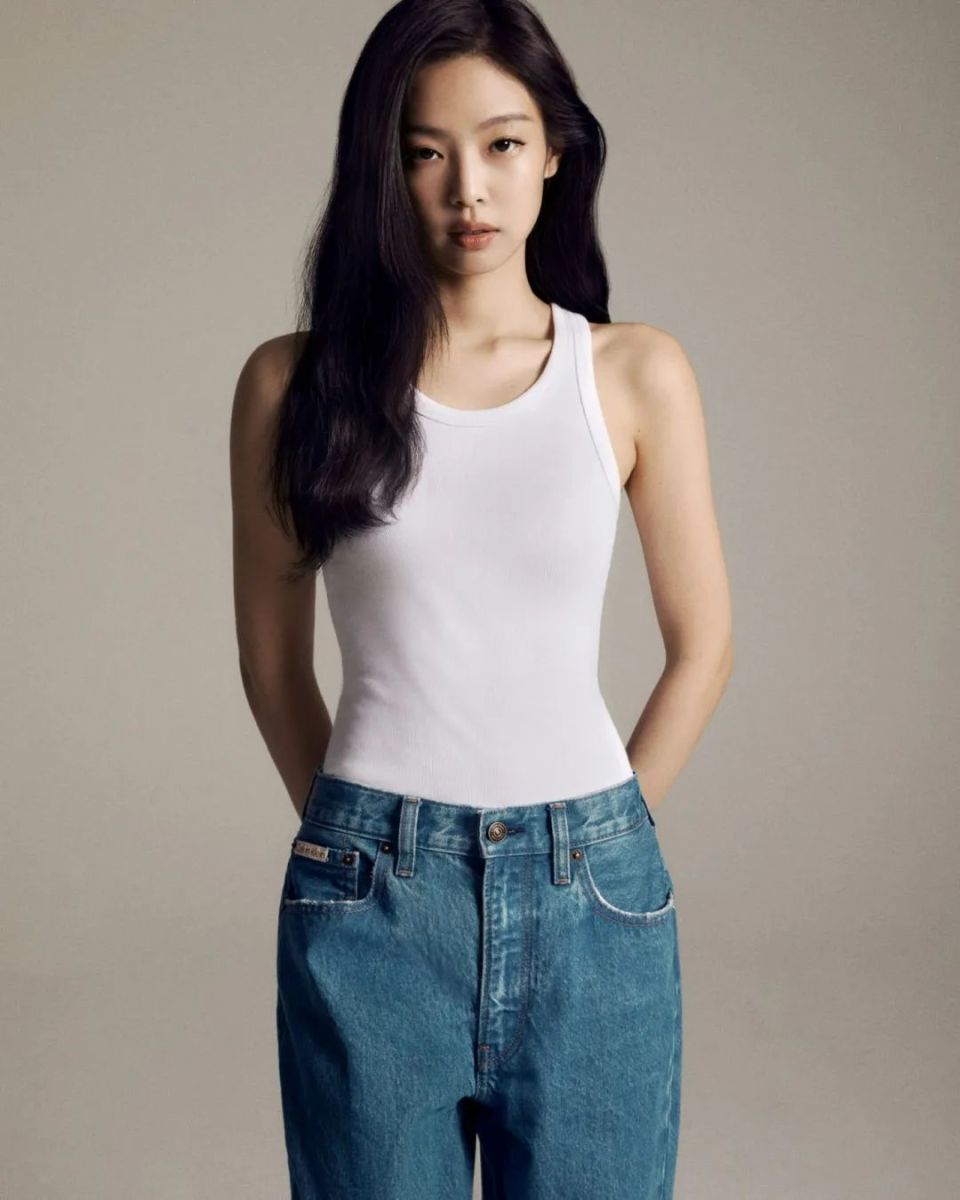 百万网友点赞！Jennie 全新 CK 大片来了！_腾讯新闻
