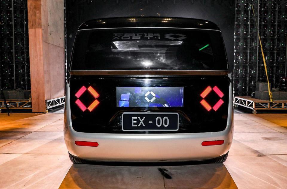 海马EX00实车亮相，外观很前卫科幻，侧滑门，1+1+3座布局_腾讯新闻