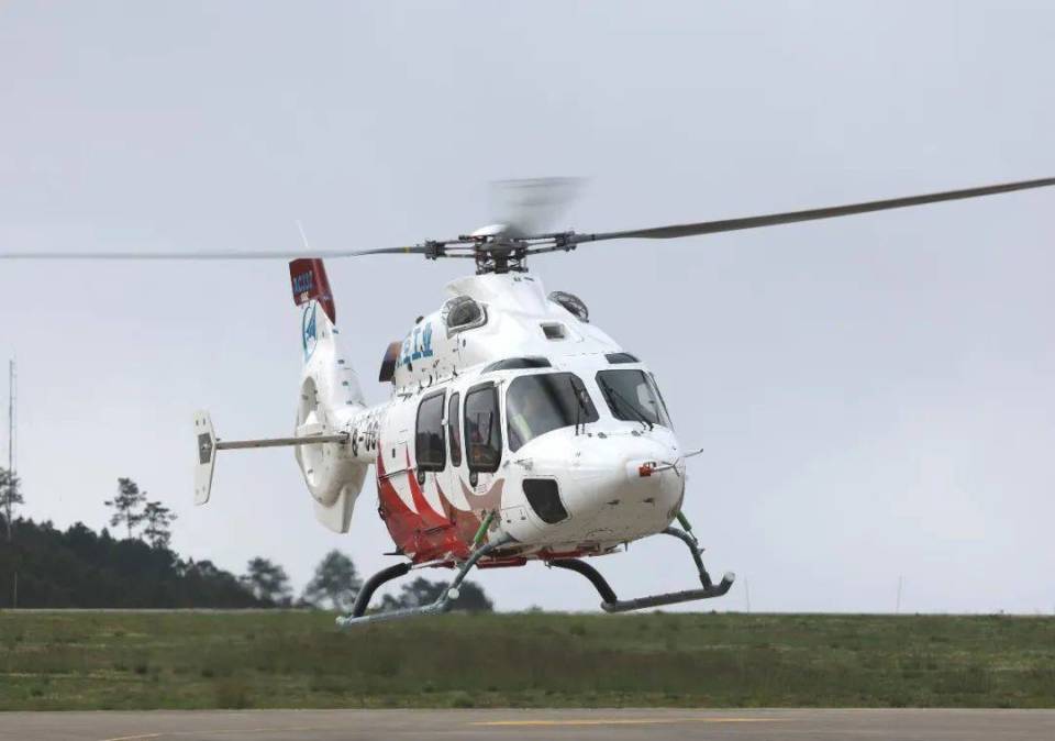 AC332直升机完成首次局方并行试飞_腾讯新闻