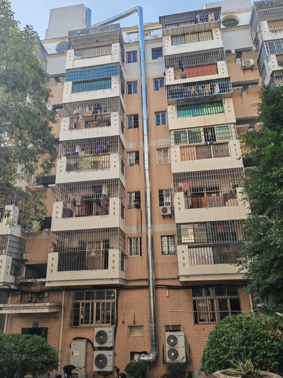 龙池一小区：房子外面，“长”了一根大铁管！_腾讯新闻