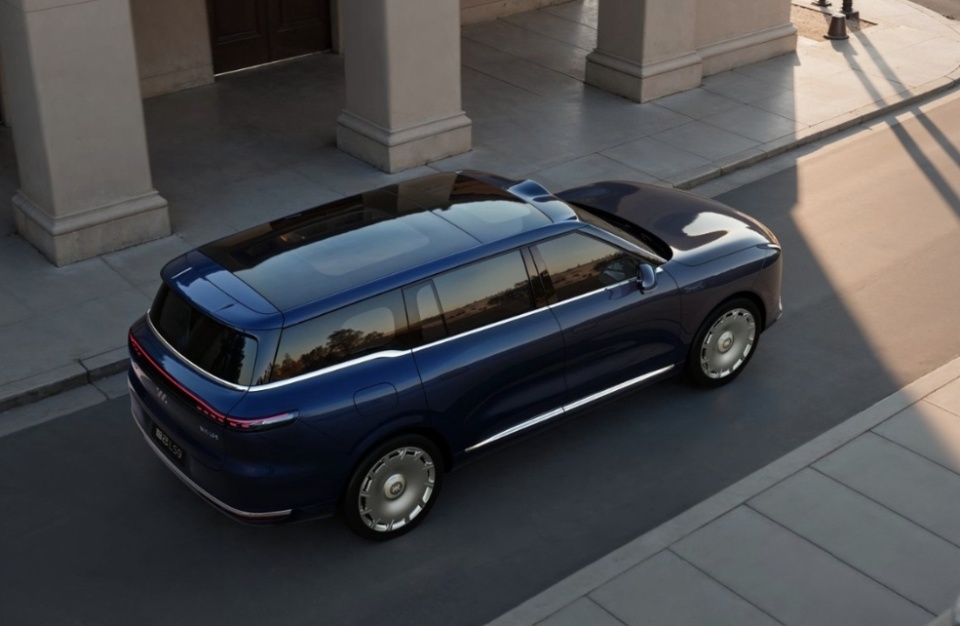 智己LS9上市限时32.28万起 全系标配800V/纯电续航402km_腾讯新闻