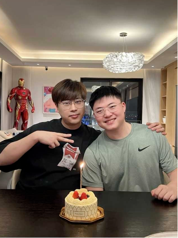 封印松动？奥咪咪晒55开与Uzi合照，庆祝30岁生日_腾讯新闻