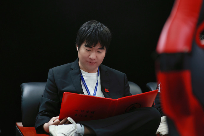 KPL：奶茶上完bao教练上，AG超玩会渴望教练救世，月光放豪言回归