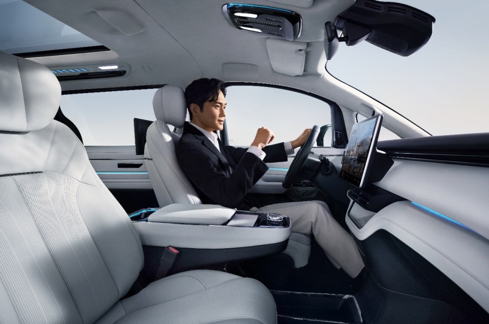 “全球唯一四排八座MPV”吉利银河翼真L380预售价33.99万元起_腾讯新闻