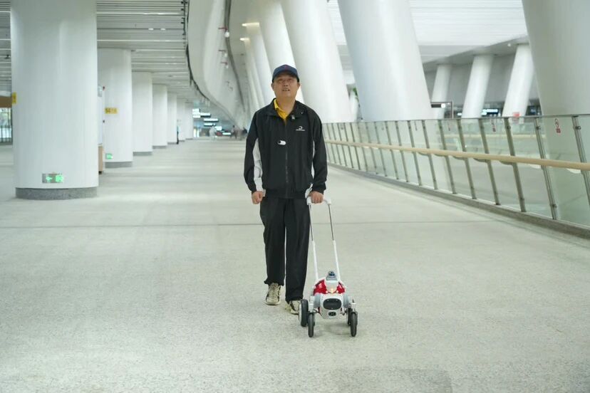 全球首例！深圳地铁智能导盲犬今日上岗_腾讯新闻