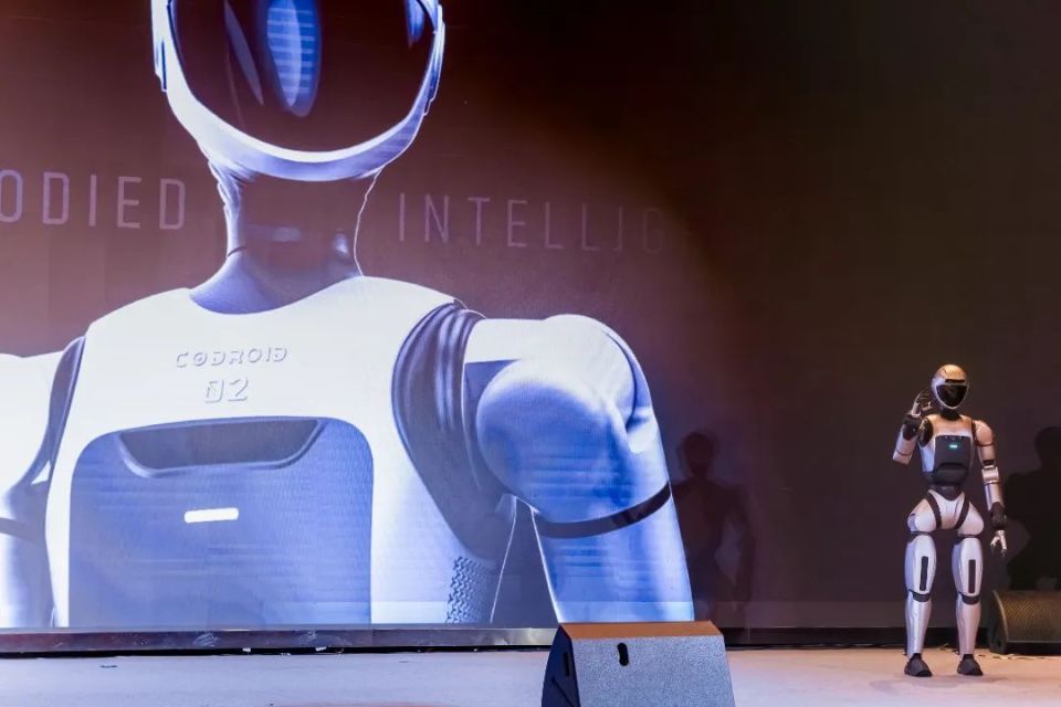 埃斯顿酷卓的第二代人形机器人来了，Codroid 02准备进汽车厂、电子制造厂、建材家居厂... |CyberRobo_腾讯新闻