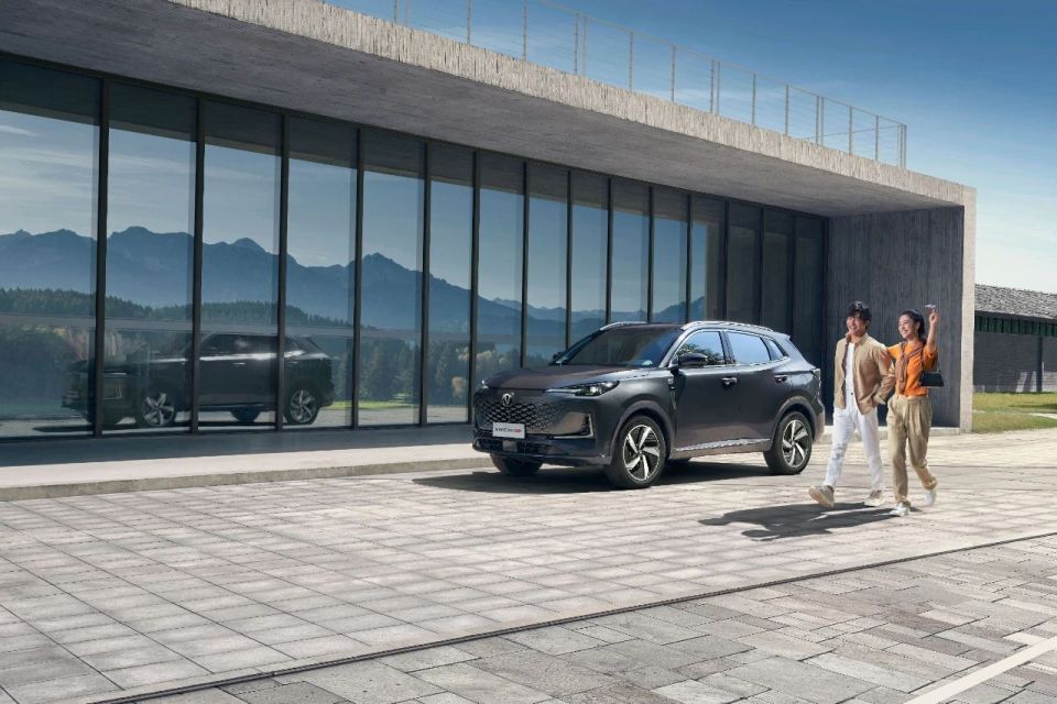 新款CS55PLUS来袭，低至6.79万，百公里油耗5L_腾讯新闻