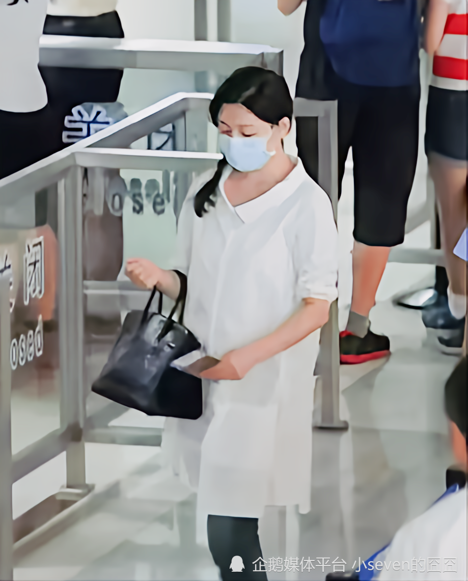 47岁大S近照曝光，穿白衬衫扎麻花辫现身机场，状态很好显年轻 -6parkbbs.com