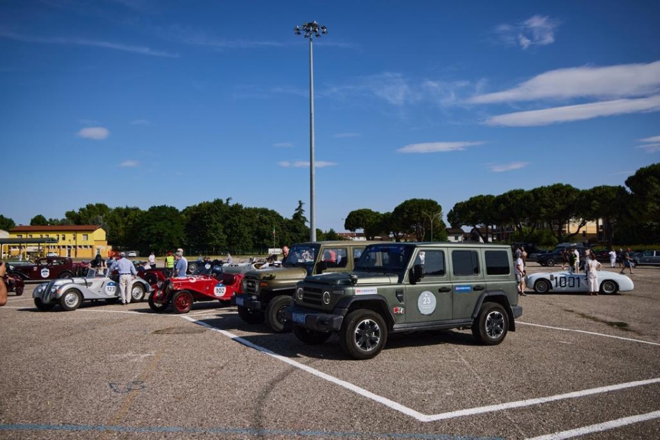 方盒子的全球征程：212越野车2025的破界与开局_腾讯新闻