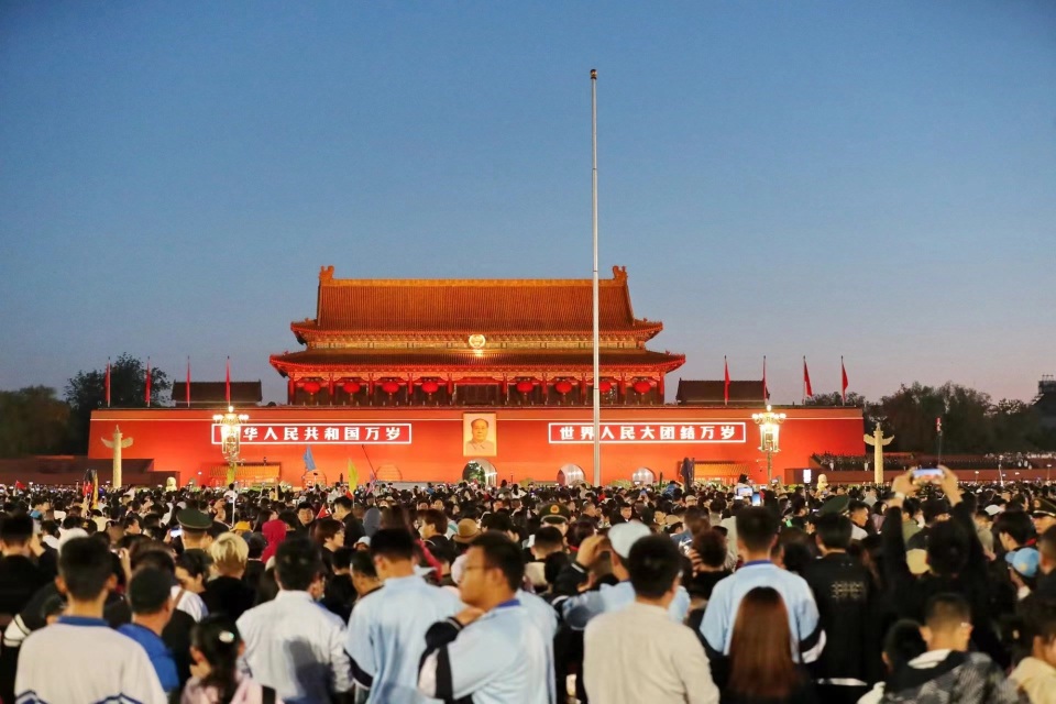 五一劳动节，天安门广场群众看升旗_腾讯新闻