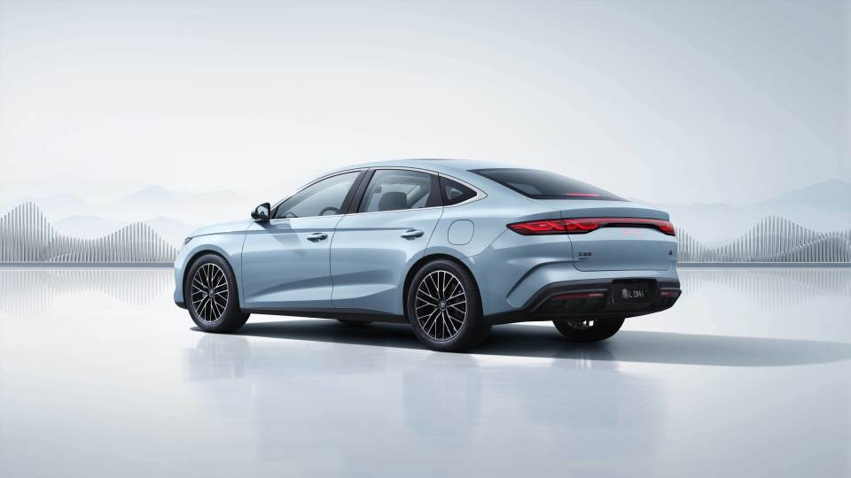 十万级插混的巅峰对决！荣威M7 DMH与秦L DM-i，究竟谁是全能王？_腾讯新闻