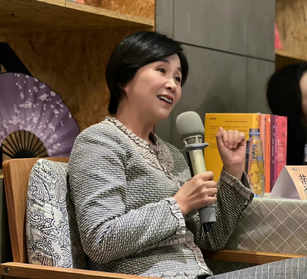 非诚勿扰黄菡隐退后成专家，模样与旧照差别大，相夫教女生活低调腾讯新闻