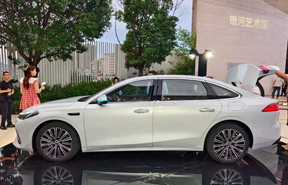 综合续航超2100km、2L级油耗，吉利银河A7又要卖爆？_腾讯新闻