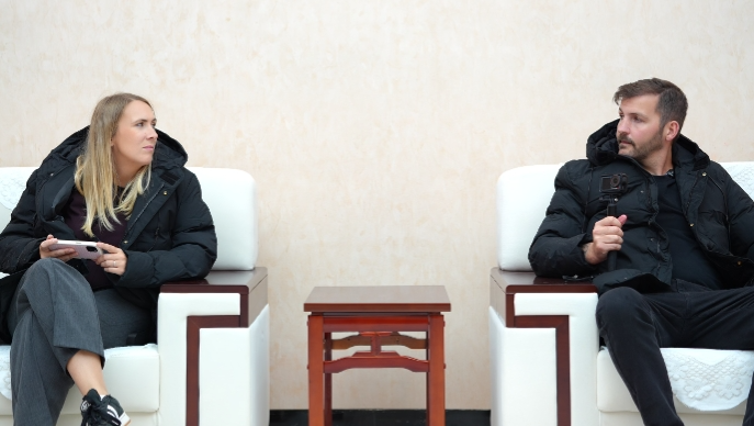 用镜头打破西方偏见滤镜，英国博主向世界展示真实的中国_腾讯新闻
