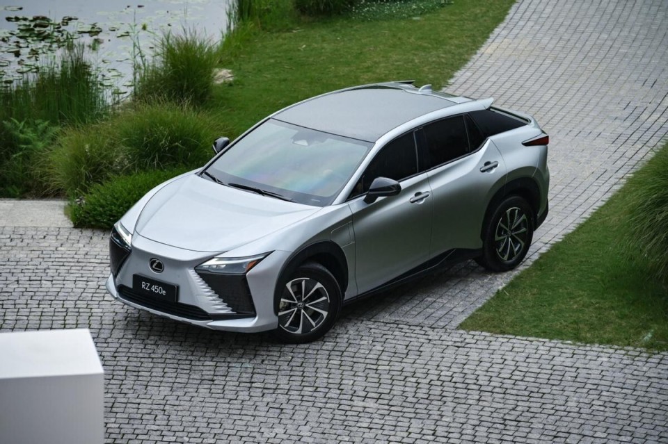 试驾雷克萨斯全新RZ| 丰田的纯电之路，由雷克萨斯来开拓_腾讯新闻
