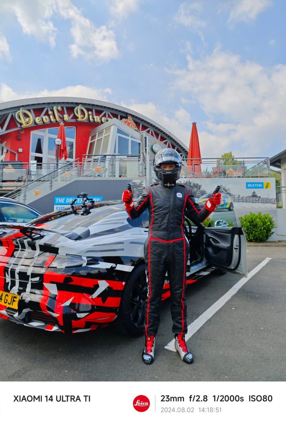 雷军亲自下场驾驶小米SU7 Ultra在纽北赛道飙车，并获得官方认证_腾讯新闻