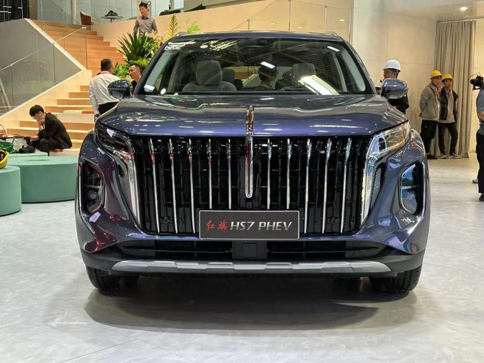 采用全新插电混动总成，红旗HS7 PHEV实车图曝光_腾讯新闻