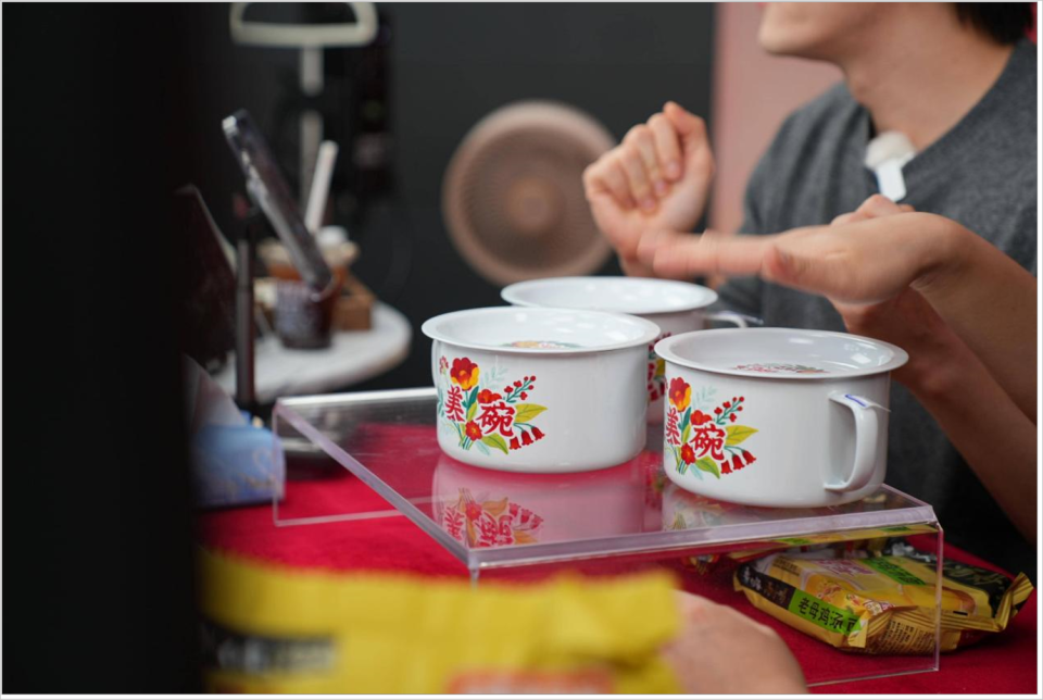 李佳琦直播间如何把一句“想要”，变成近2万份订单？_腾讯新闻