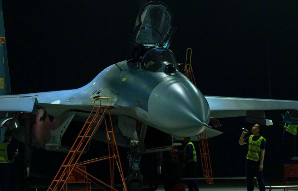 白头歼11B再亮相官媒，全部“歼16化”！300架歼11BG战力非同小可-腾讯新闻