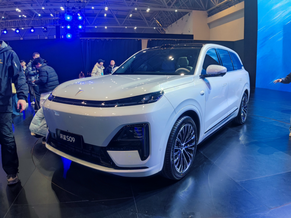 大家庭新能源SUV该买谁？ 问界M8、领克900、深蓝S09测评_腾讯新闻