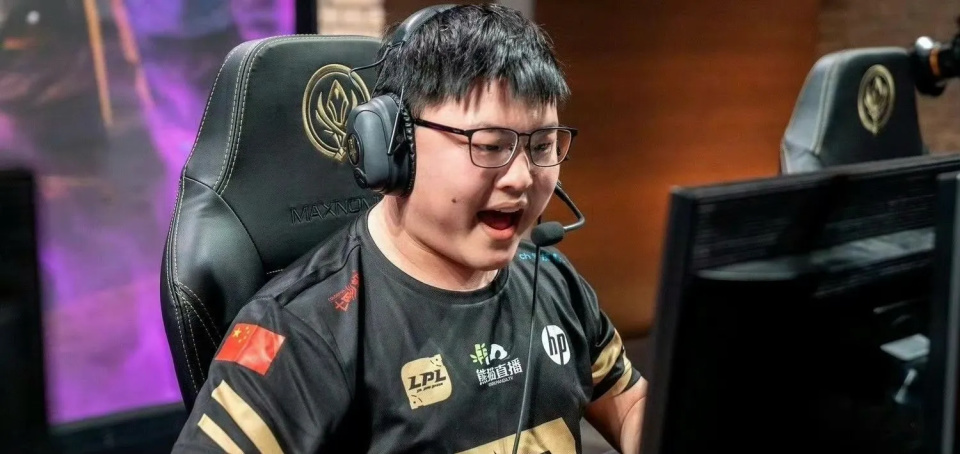 Uzi曝现身S15决赛，Ale质疑偷奖杯，送老婆180W项链_腾讯新闻