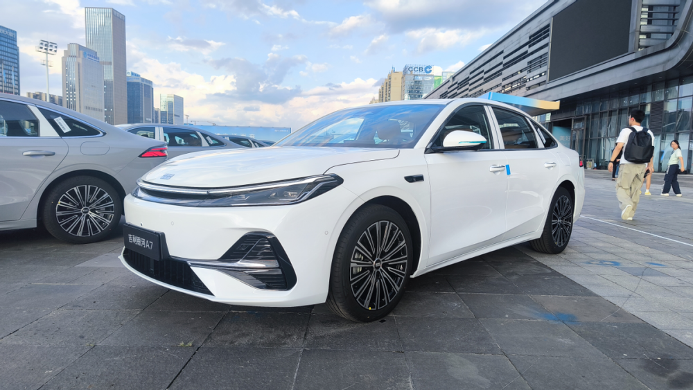 2.67L油耗+2845mm轴距，详解吉利银河A7，星舰版性价比最高？_腾讯新闻