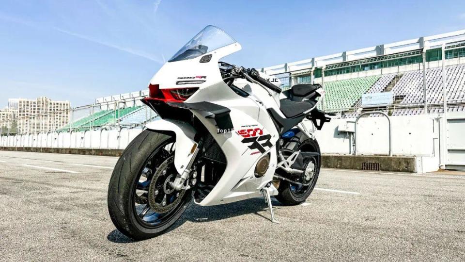 极致热爱真能造好车，张雪500RR珠海赛道实拍+详解，四缸仿赛操控堪比双缸_腾讯新闻